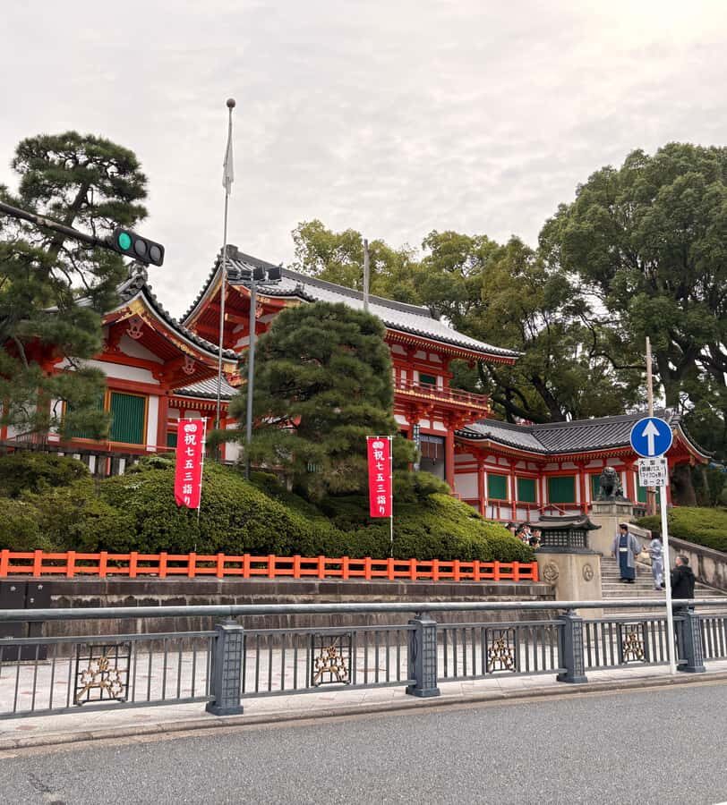 Kyoto: Geisha Area & Yasaka Shrine Walk (Eng & Arabic) Guide - Exploring the Gion District