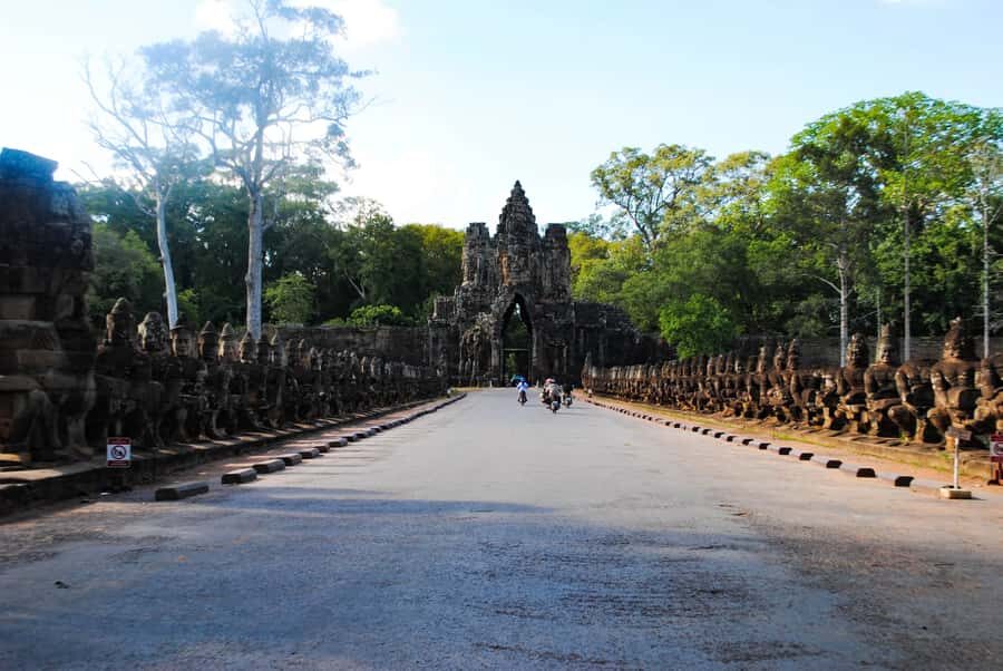 Siem Reap: Angkor Wat Sunrise & Floating Village Tour - Exploring the Small Circuit: Temples & Tales