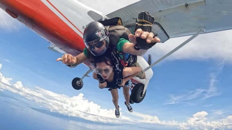 Siquijor: Tandem Skydiving Experience - What is the Siquijor Tandem Skydiving Experience?