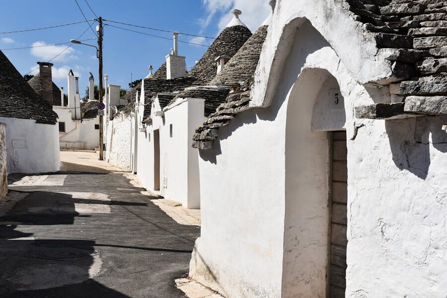 Alberobello trulli alleyway