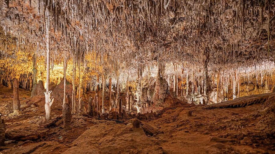 Coves dels Hams cave hall interior Mallorca