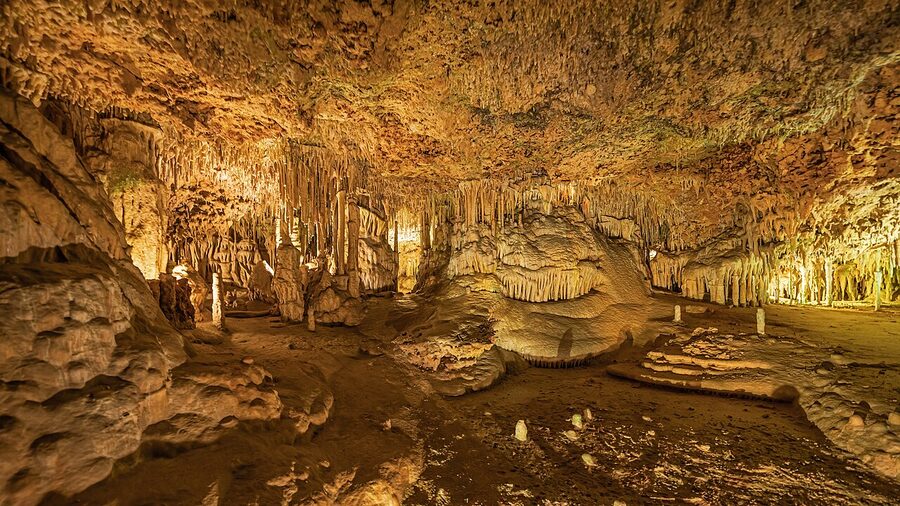 Cave interior gallery at Coves dels Hams