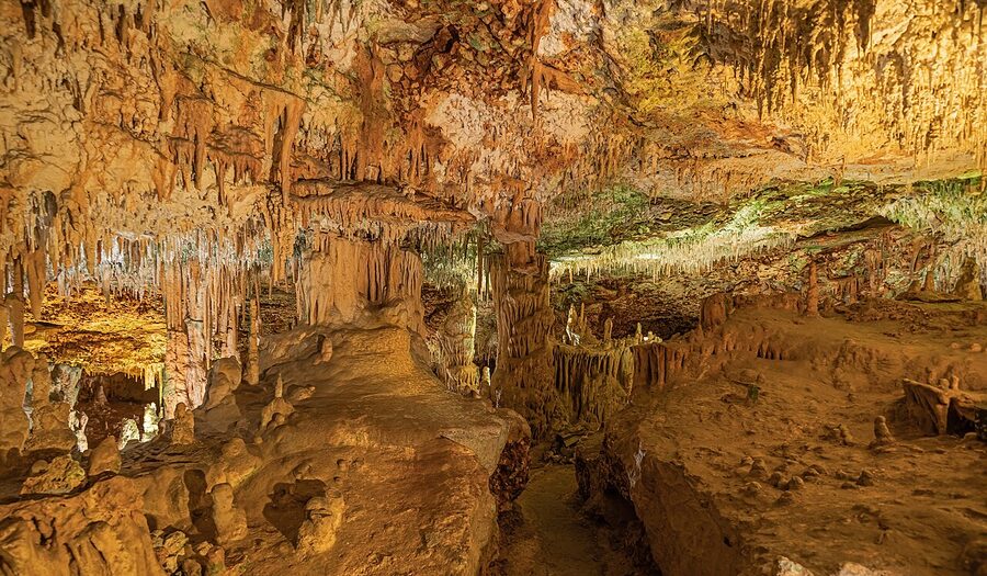 Cave hall interior at Coves dels Hams