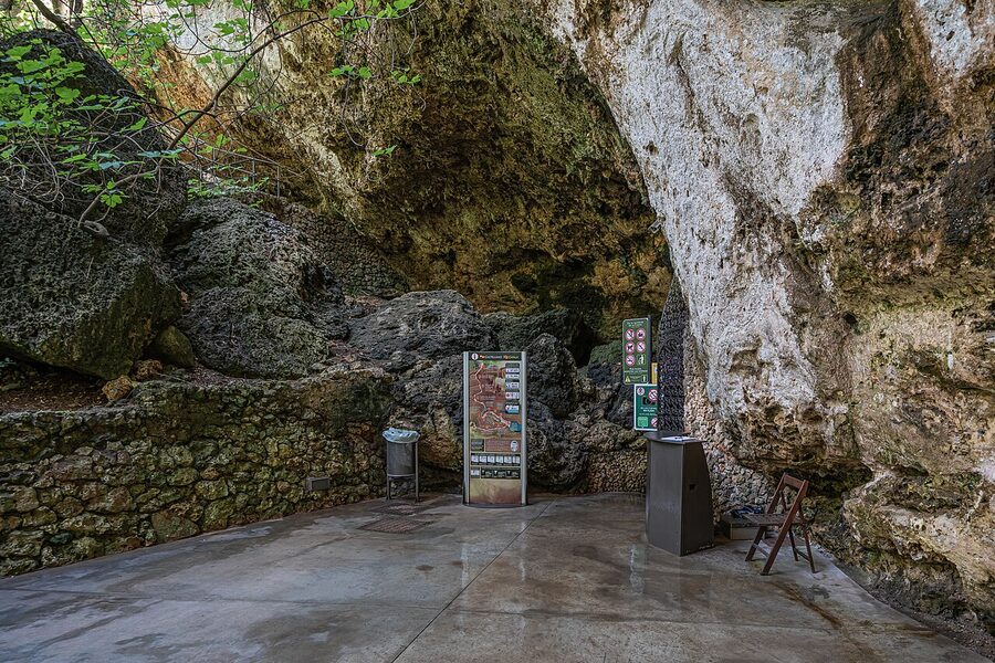 Coves dels Hams stalactite galleries Porto Cristo