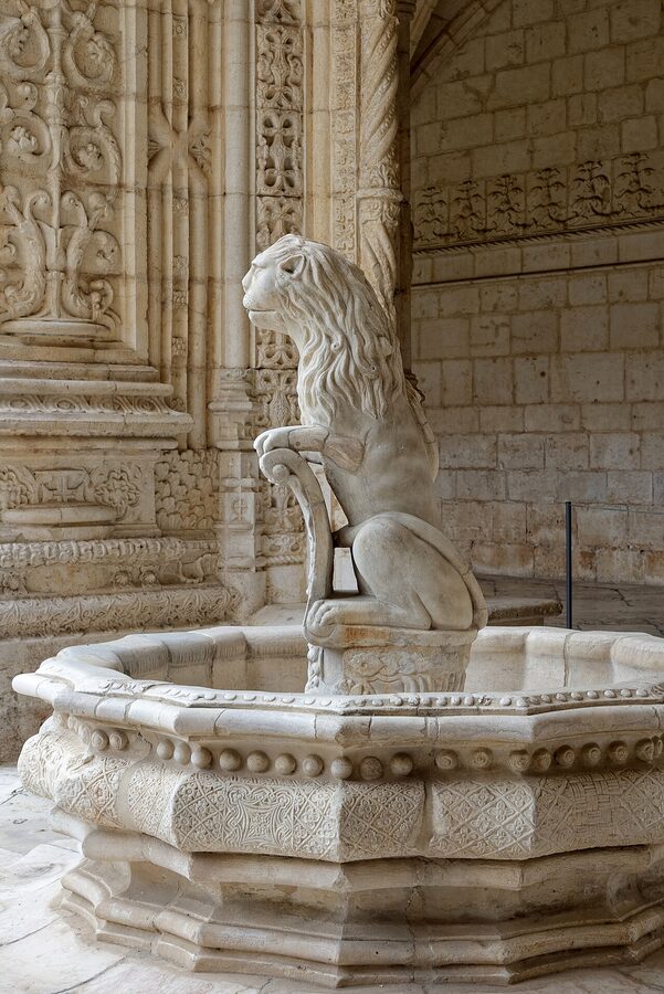 Lion fountain in the cloisters of Jeronimos Monastery