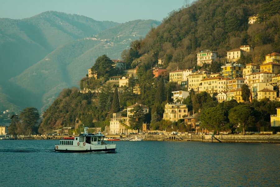 Lago di Como with colorful hillside houses