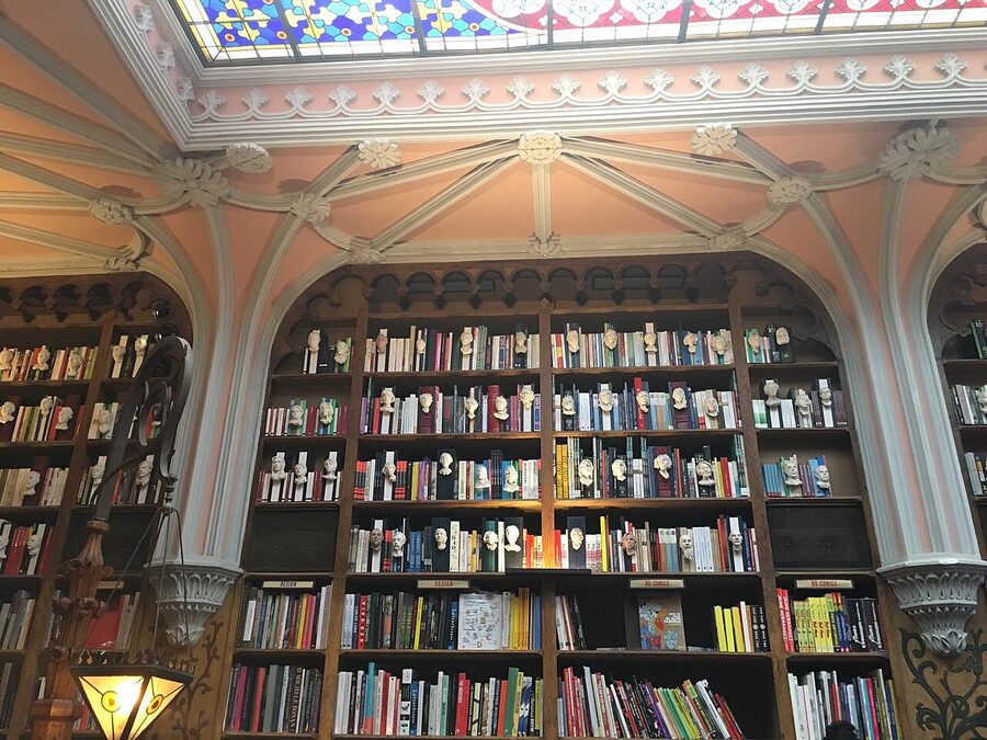 Livraria Lello bookshelves upper level