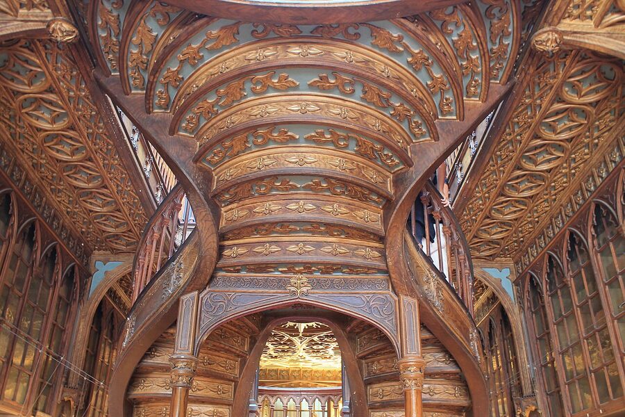 Livraria Lello staircase and upper level