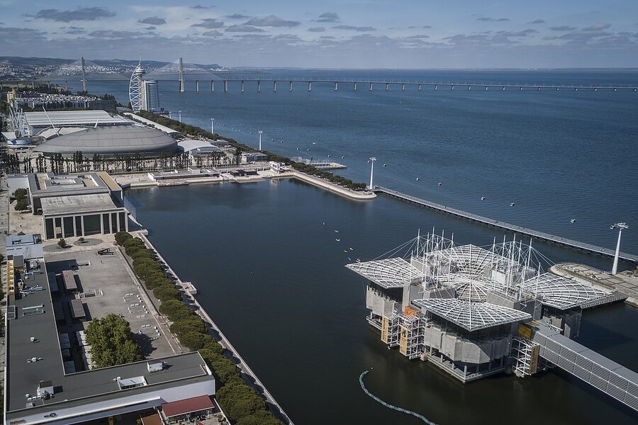 Central tank at Lisbon Oceanarium with multiple species