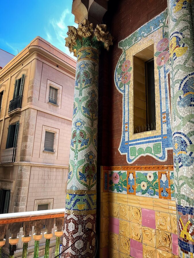 Mosaic pillar detail at Palau de la Música Catalana