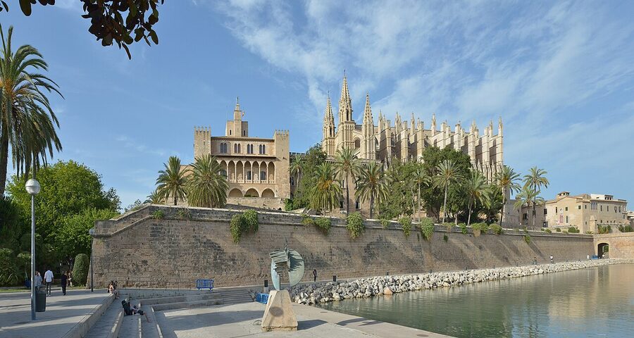 Almudaina Palace next to Palma Cathedral