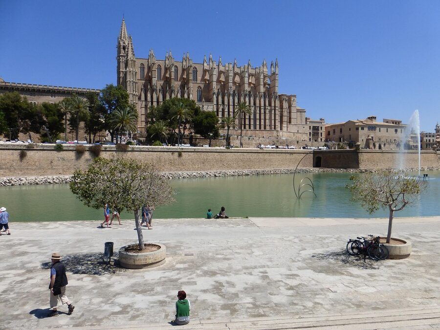 Palma Cathedral in sunshine