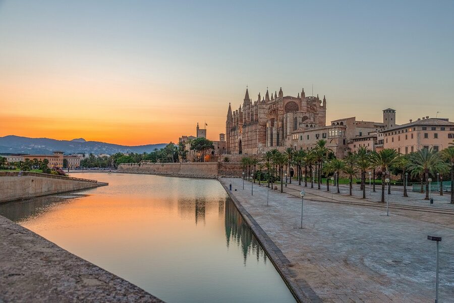 Palma La Seu cathedral at dusk