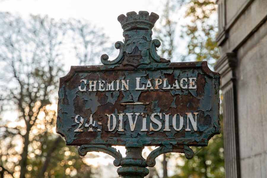 Rustic signpost at Père Lachaise Cemetery