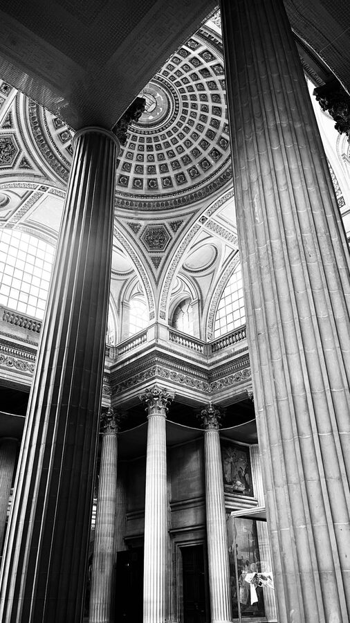 Black and white interior view of the Panthéon showing columns and dome
