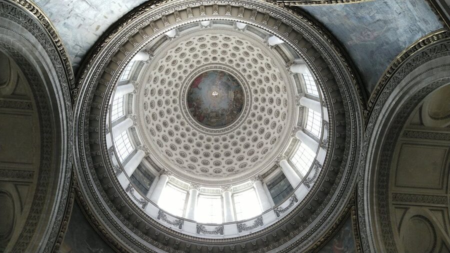 Grand interior view of the Panthéon with dome and architectural details