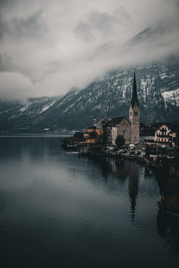 Hallstatt lake reflection mountains