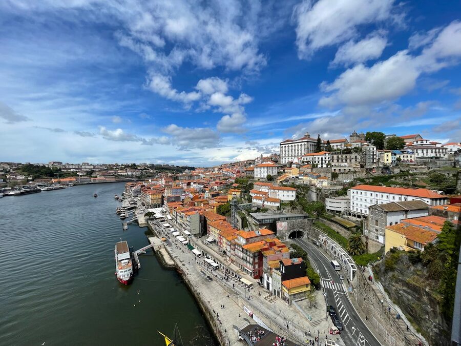 Dom Luís I Bridge spanning the Douro River in Porto