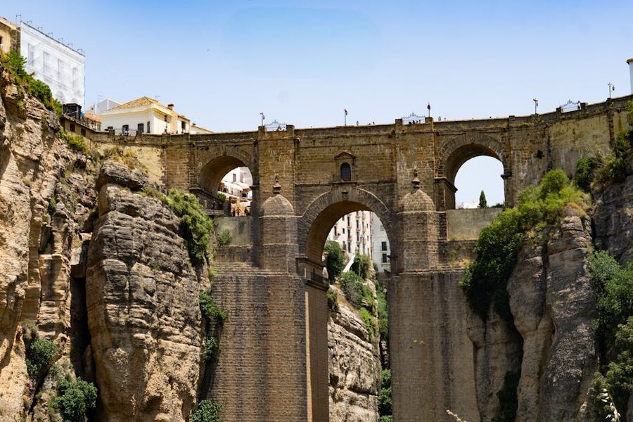 Puente Nuevo connecting cliffs over El Tajo