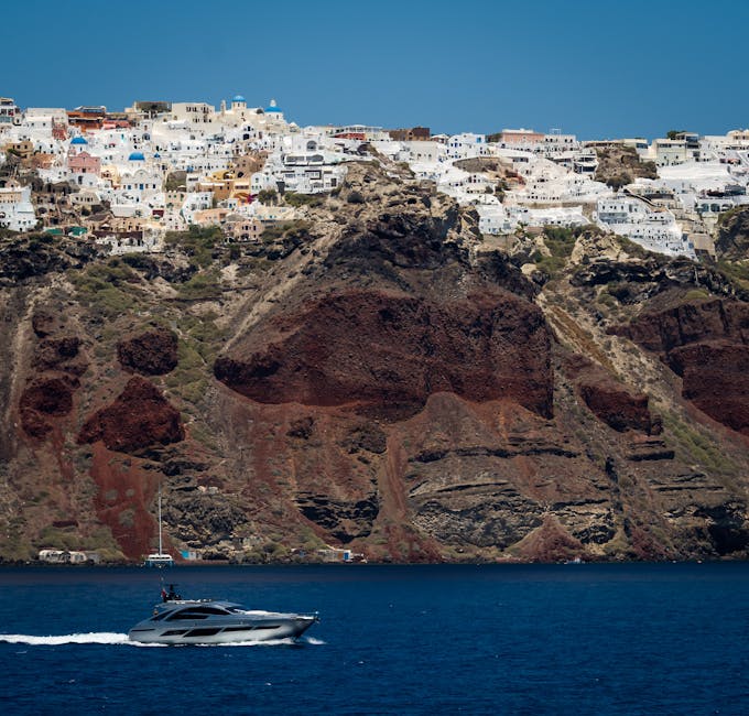 Infinity pool overlooking the Santorini caldera