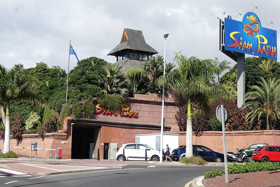 Thai-style market stalls at Siam Park