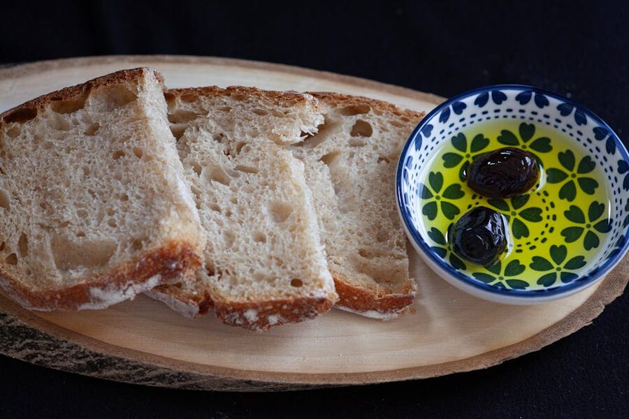 Tuscan olive oil with bread