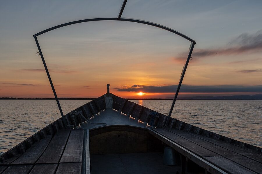 Albuferenc flat-bottom boat at Albufera natural park